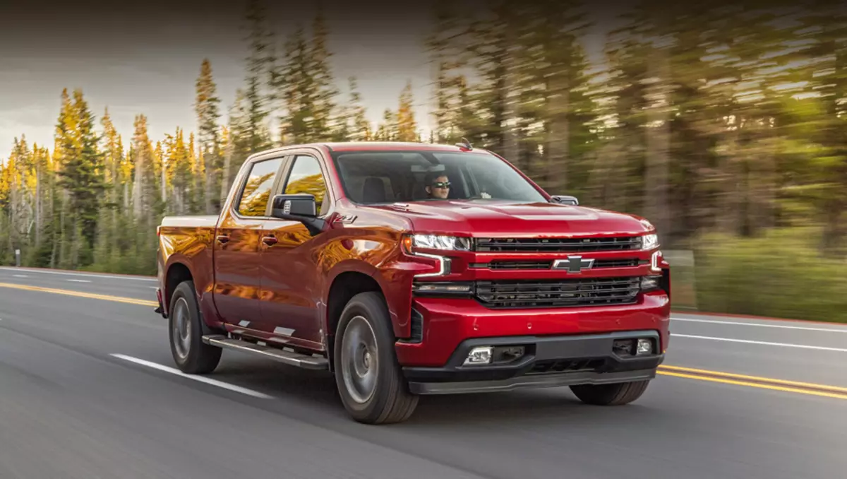 Ang Pickup Chevrolet Silverado Diesel moadto sa mga pumapalit sa pagkahulog