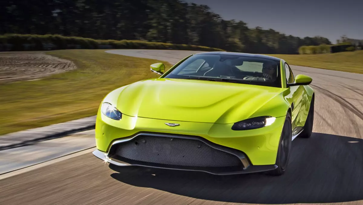 Coupe Aston Martin Vantage turned out to be powerful and reused