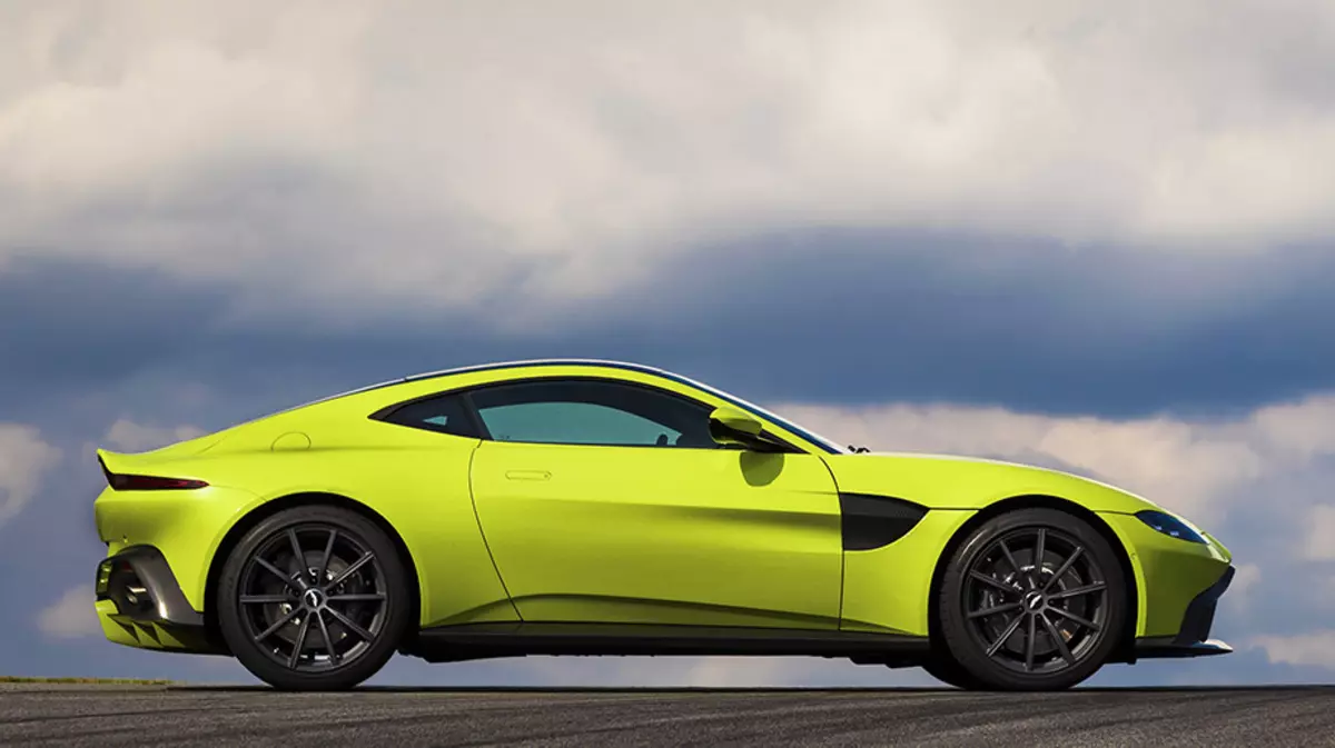 Coupe Aston Martin dia nivadika ho mahery ary navaozina 2886_3