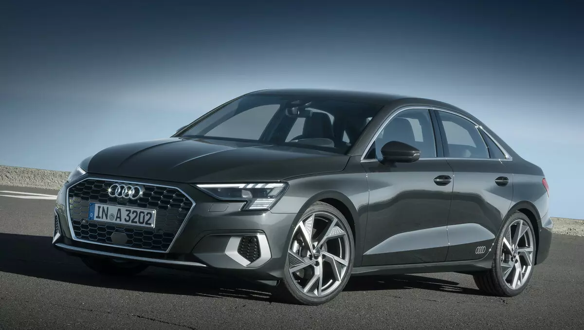 Suppléant: sedan i hatchback Audi A3 s'estimen en rubles