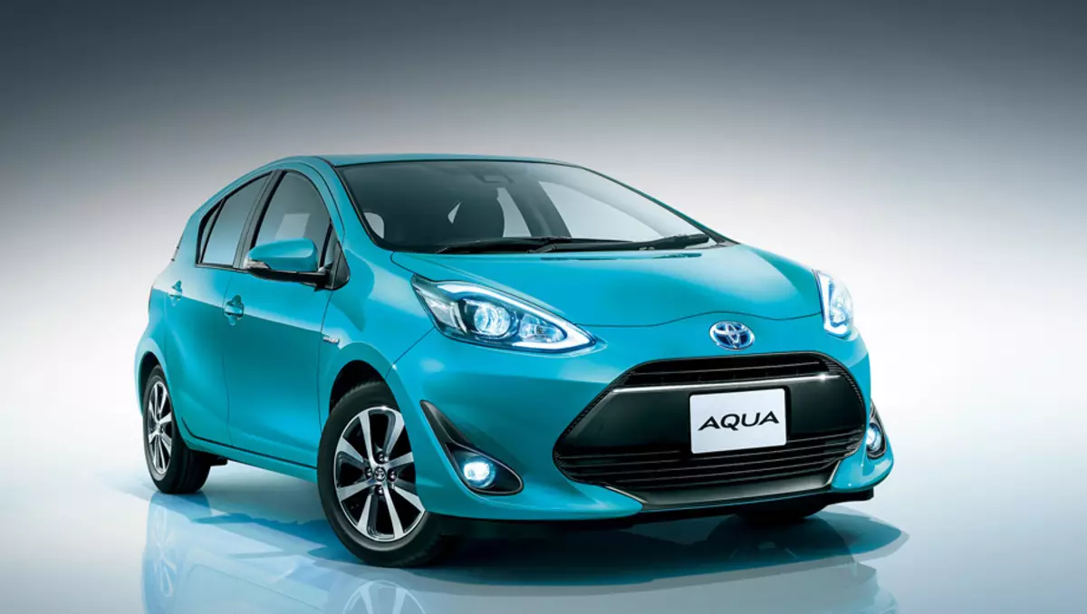 Hatch Toyota Aqua ŝanĝiĝis eksteren kaj ricevis novan version