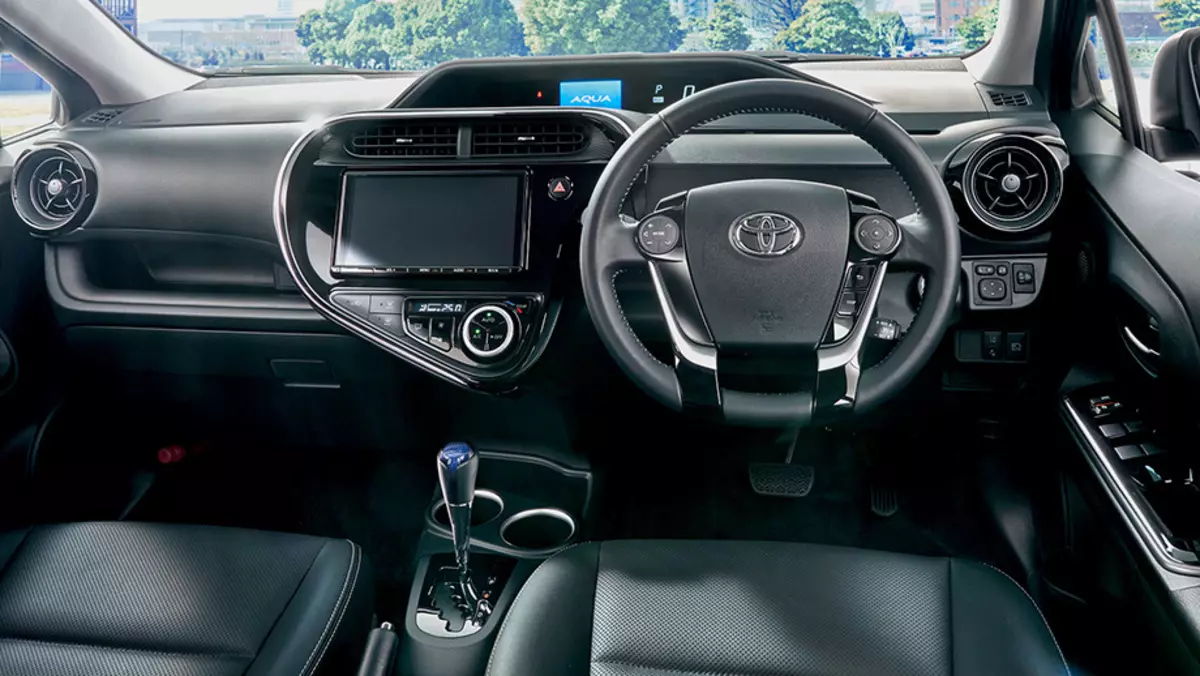 Hatch Toyota Aqua đã thay đổi ra bên ngoài và có một phiên bản mới 2931_2