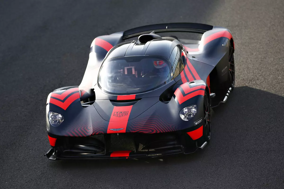 Hypercar Aston Martin Valkyrie entraîne le Mans sur la formule 1