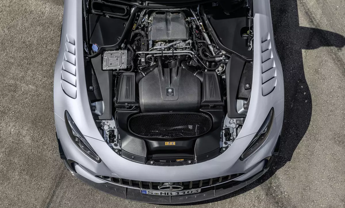 Moteur et aérodynamique alloué série Black Mercedes-AMG GT 2955_2