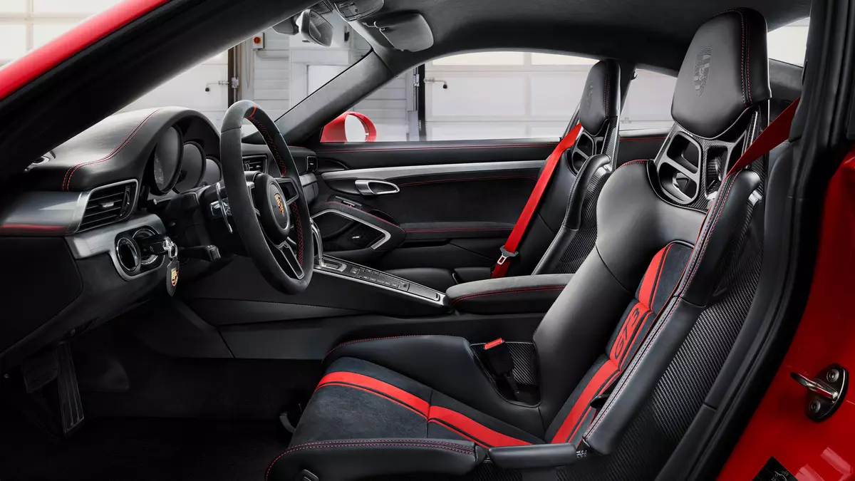 Porsche 911 Turbo S compartment ay makakatanggap ng isang GT3 style improvement package