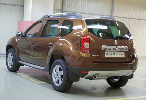 En Moskvo, li prezentis la disponeblan interkruciĝon Renault Duster 30306_1