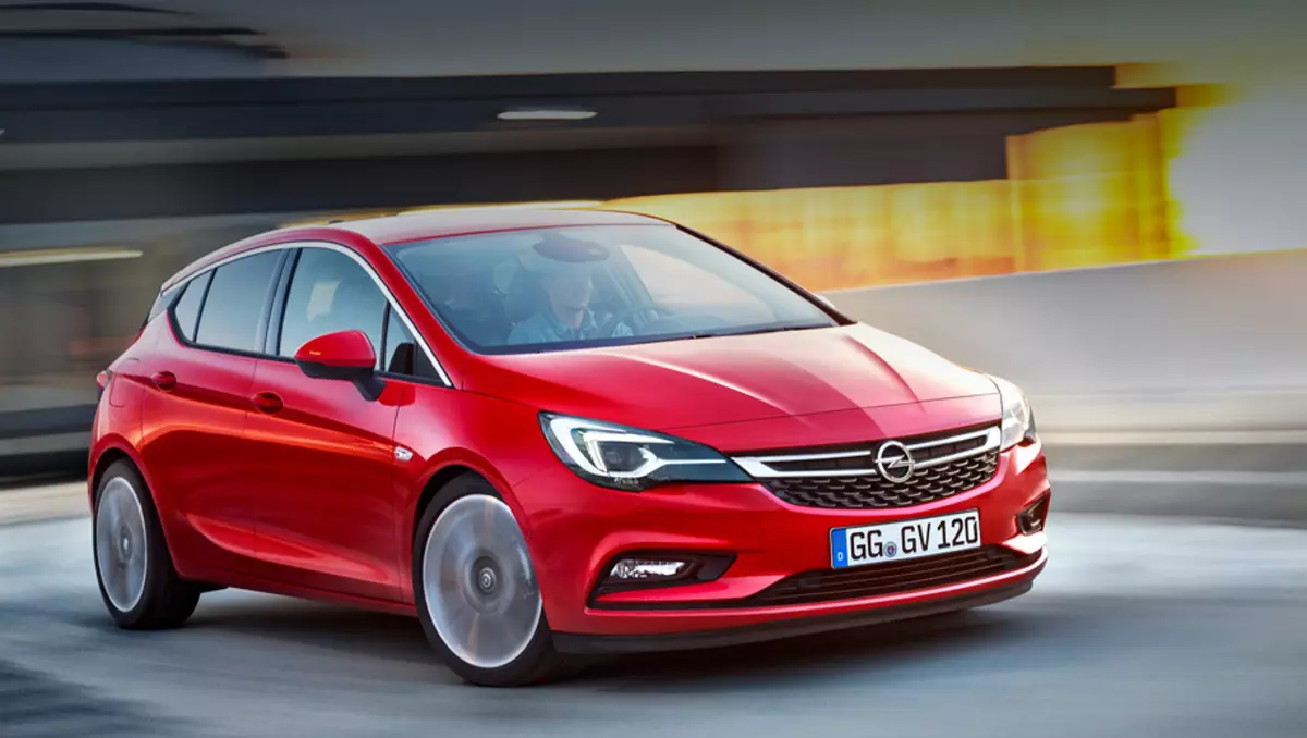 Hatchback Opel Astra 200 kilogrammot esett