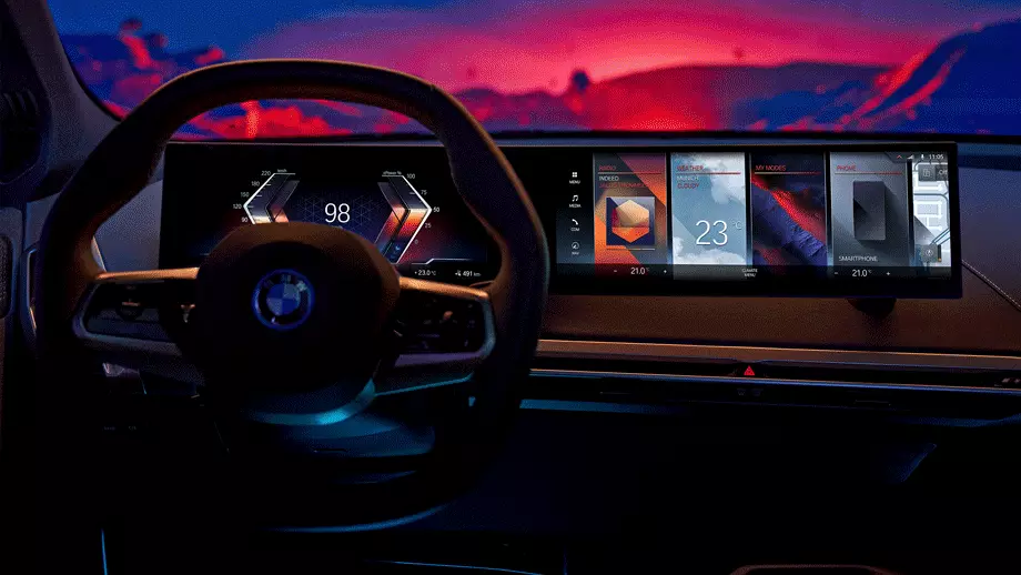 BMW inkişaf etmiş bir iDrive 8 kompleksi təqdim