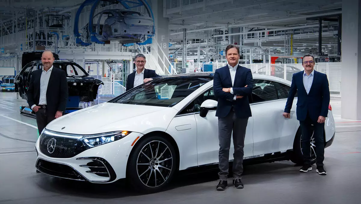 Mercedes-Benz EQS staan ​​op die fabriek vervoerband Factory 56