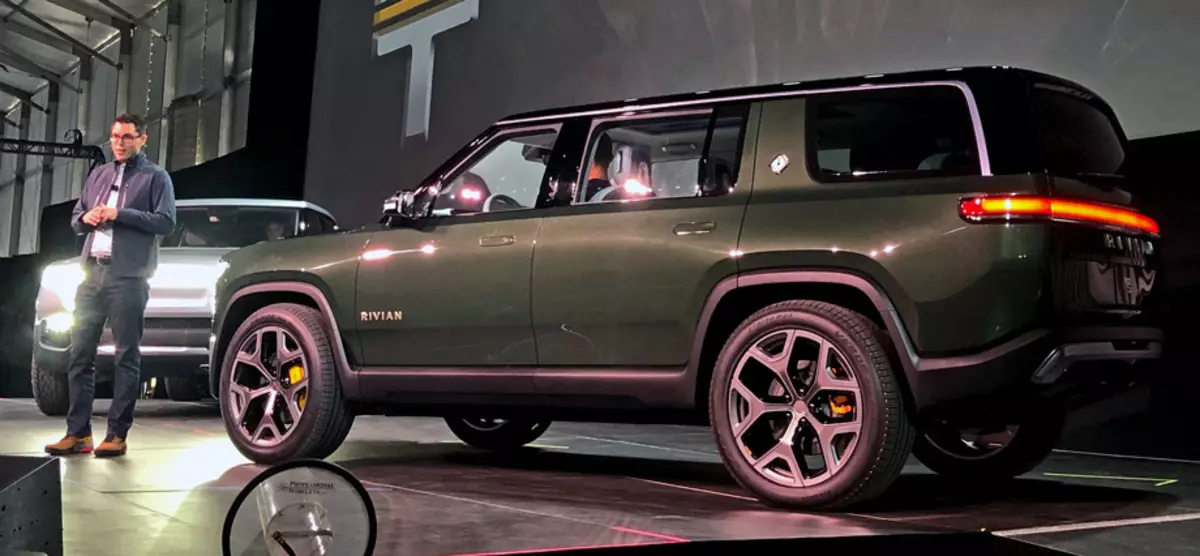 Rivian R1S cruzado distanciado para o captador R1T