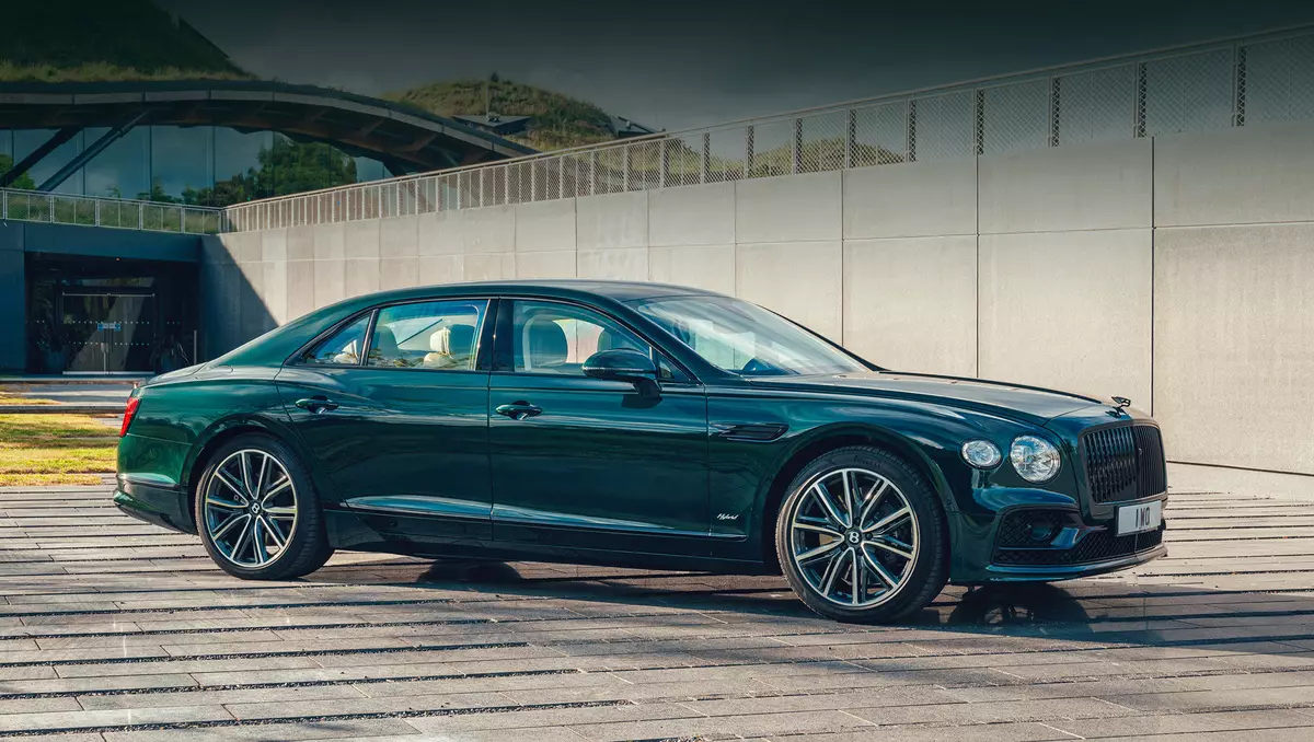 Altı silindrli Bentley Flying Spur Hybrid dinamikası ilə razı