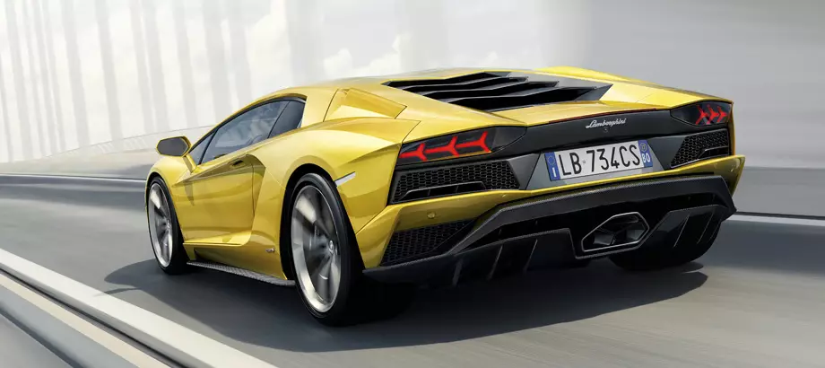 Coupe Lamborghini Aventador S sepenuhnya dikontrol