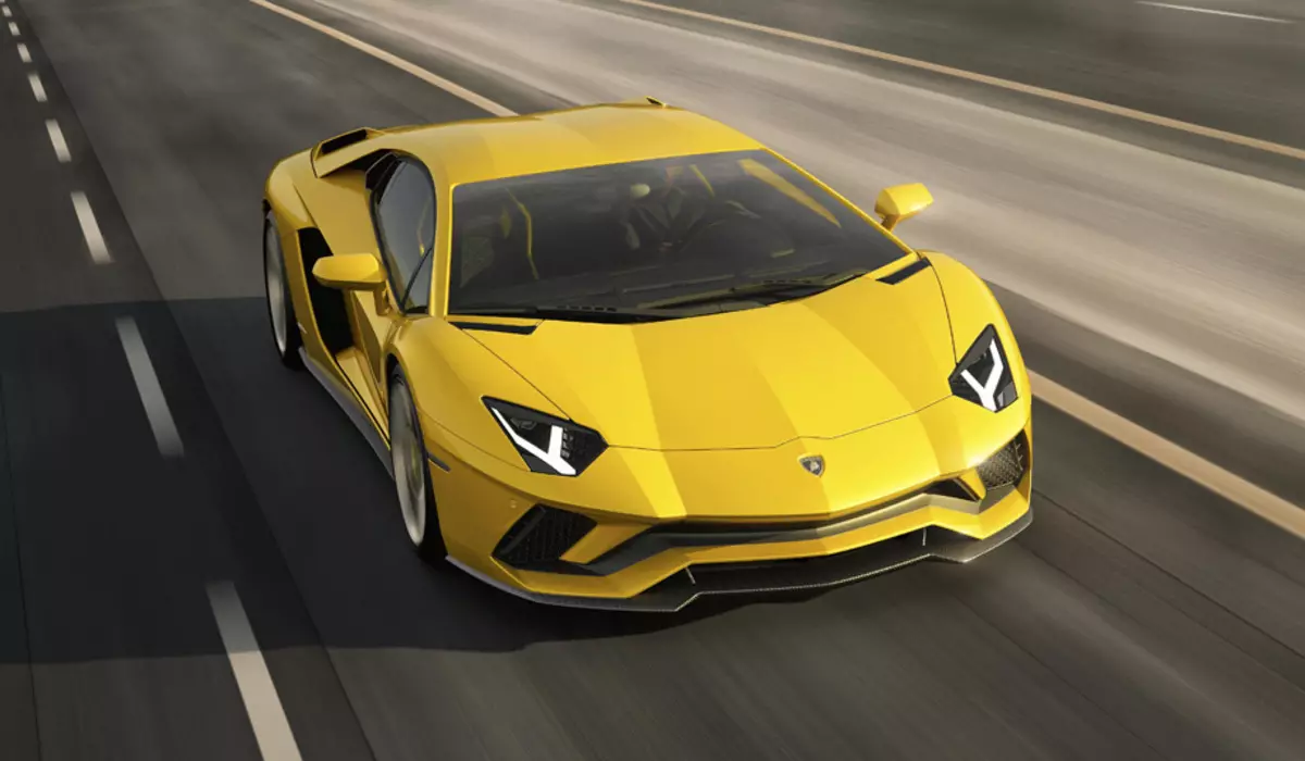 Coupe Lamborghini Aventador S oli täysin hallittu 3142_4