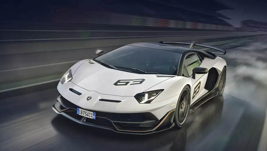 Coupe Lamborghini Aventador SVJ Nyitott sikeres siker a pályán