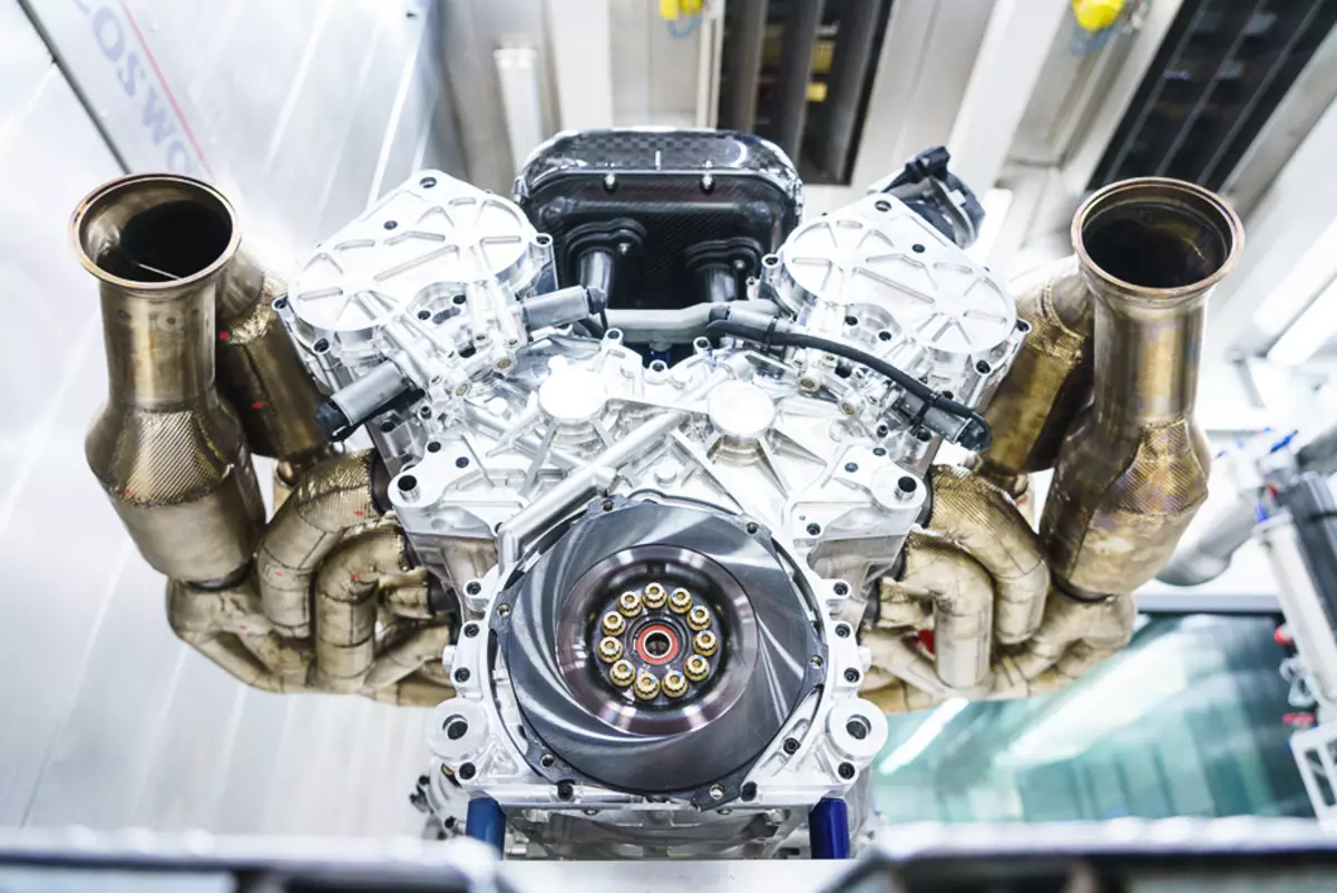 Motor Coupe Aston Martin Valkyrie hat The Crown of The Atmospheric Scheme