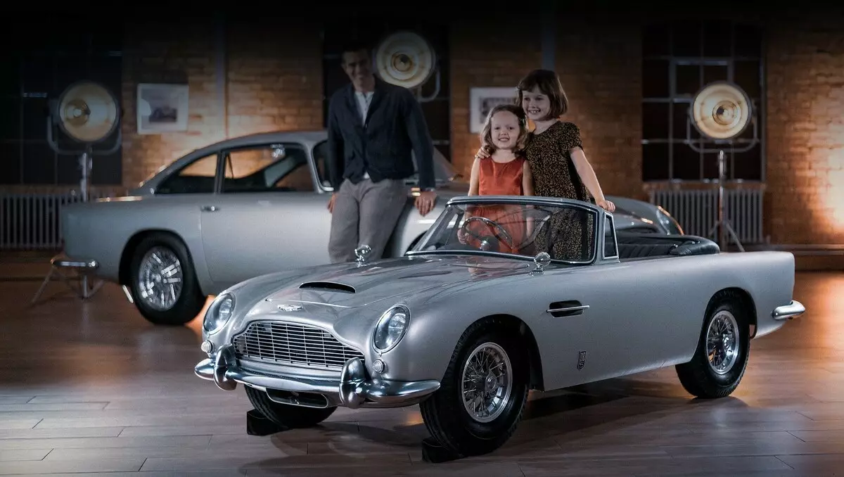 Malé auto připravené Aston Martin DB5 pro děti