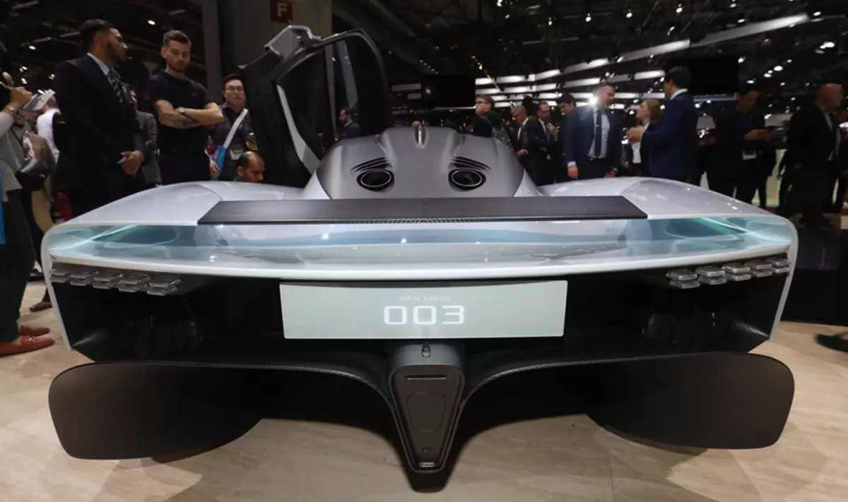 Il-mudell Aston Martin Am-RB 003 deher fl-istatus tal-kunċett