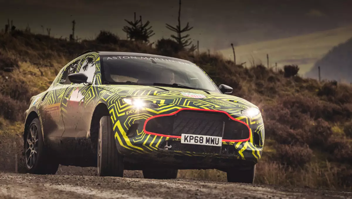 Il-Crossover Aston Martin DBX deher fil-prototip