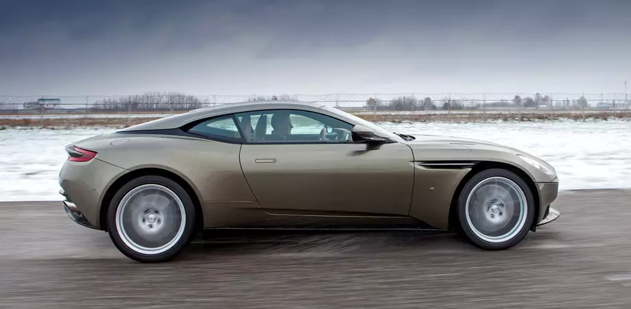 We kijken naar het nieuwe leven van Aston Martin van DB11 Coupe