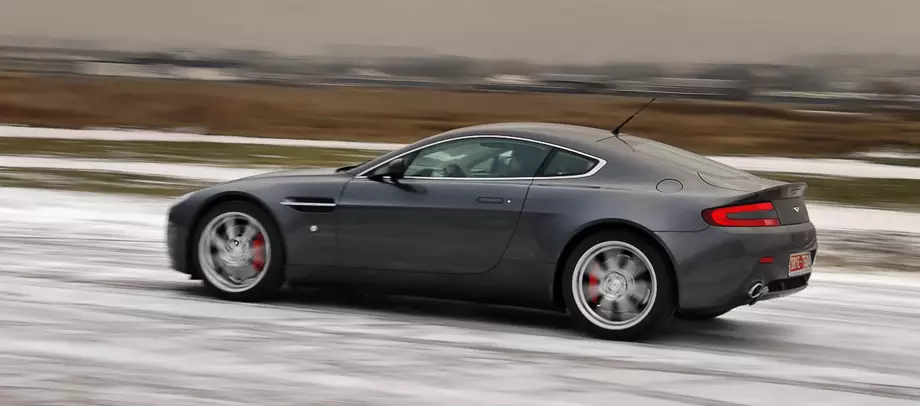 Ons vier die winter op Aston Martin V8 Vantage 327_2