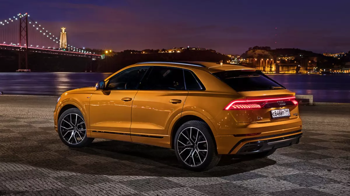 Dreemt vum Diesel fir d'Rad vum Crossover Audi Q8 55 TFSI