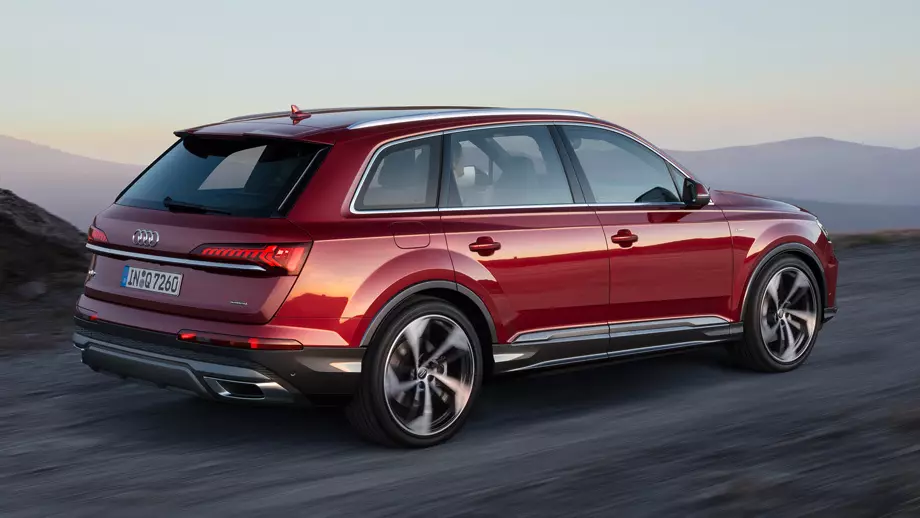 Ang na-update na crossover Audi Q7 ay inihalintulad ng punong barko Q8 3669_1