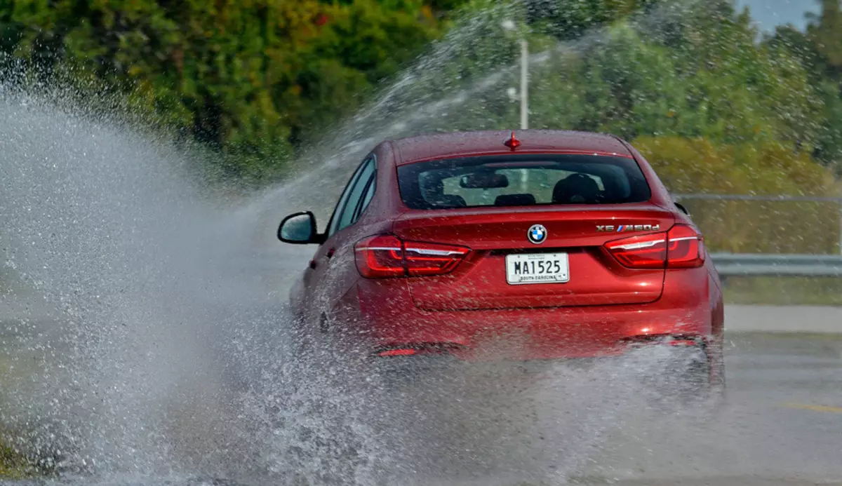 Inililista namin ang mga pakinabang ng BMW X6, hindi nalilimutan ang tungkol sa mga minus 3689_13