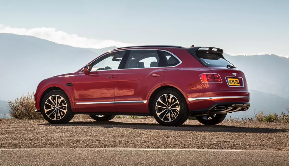 Model Bentley Bentayga dostane benzín 