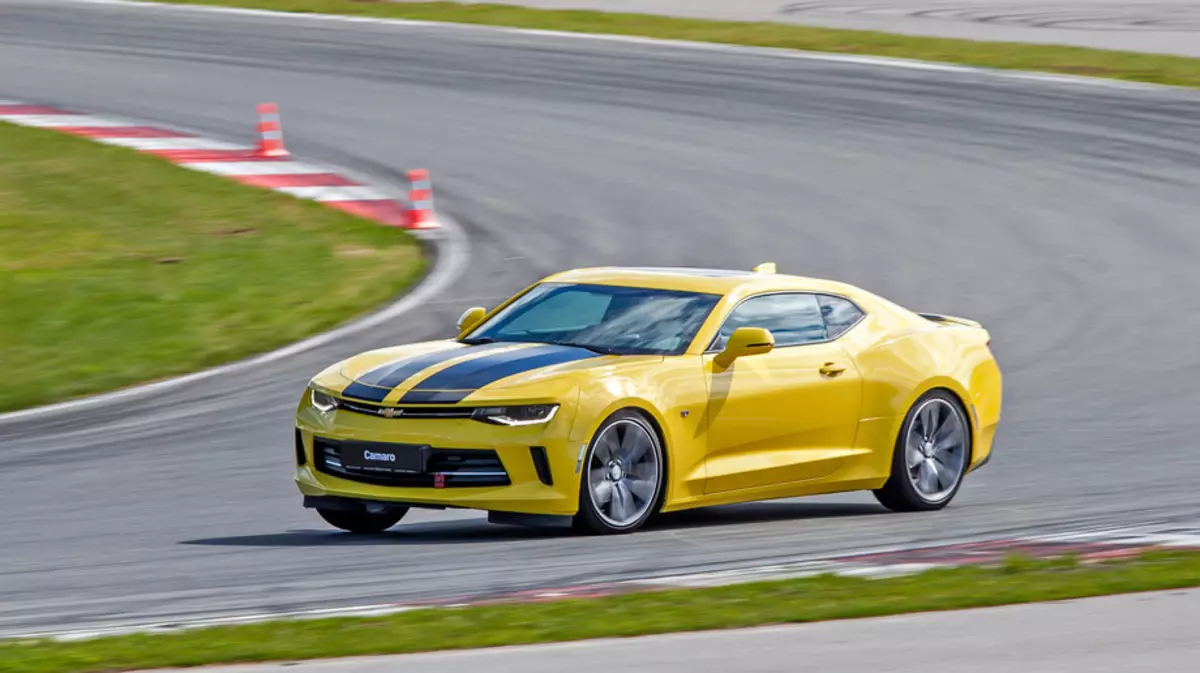 Fortæl Cadillac CTS-V, Chevrolet Camaro og Corvette på banen 472_1