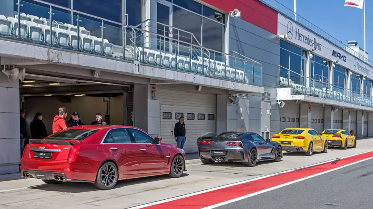 Fortæl Cadillac CTS-V, Chevrolet Camaro og Corvette på banen 472_8