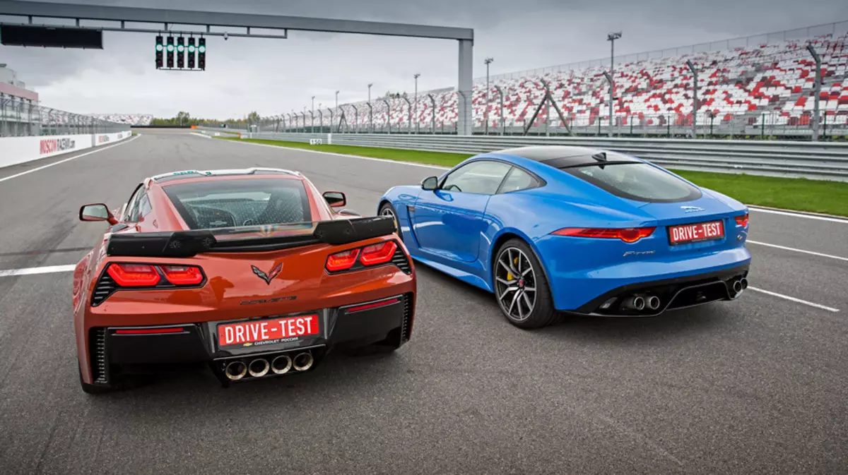 Grys ​​bande van sportmotor Chevrolet Corvette Z06 en Jaguar F-tipe SVR 549_1