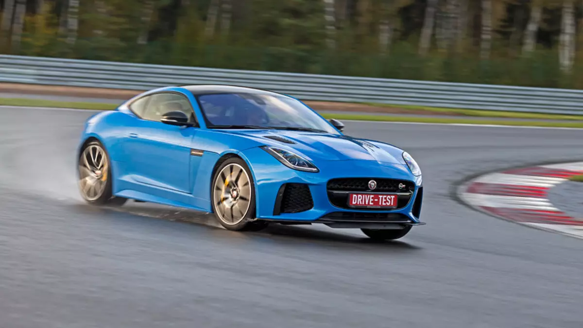 Graue Reifen des Sportwagens Chevrolet Corvette Z06 und Jaguar F-Type SVR 549_12