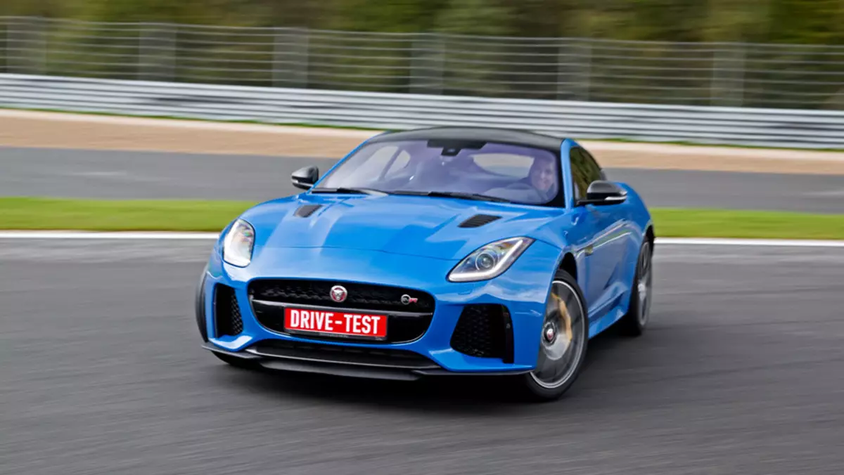 Graue Reifen des Sportwagens Chevrolet Corvette Z06 und Jaguar F-Type SVR 549_16