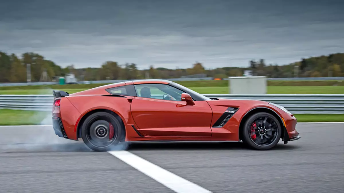 Graue Reifen des Sportwagens Chevrolet Corvette Z06 und Jaguar F-Type SVR 549_9