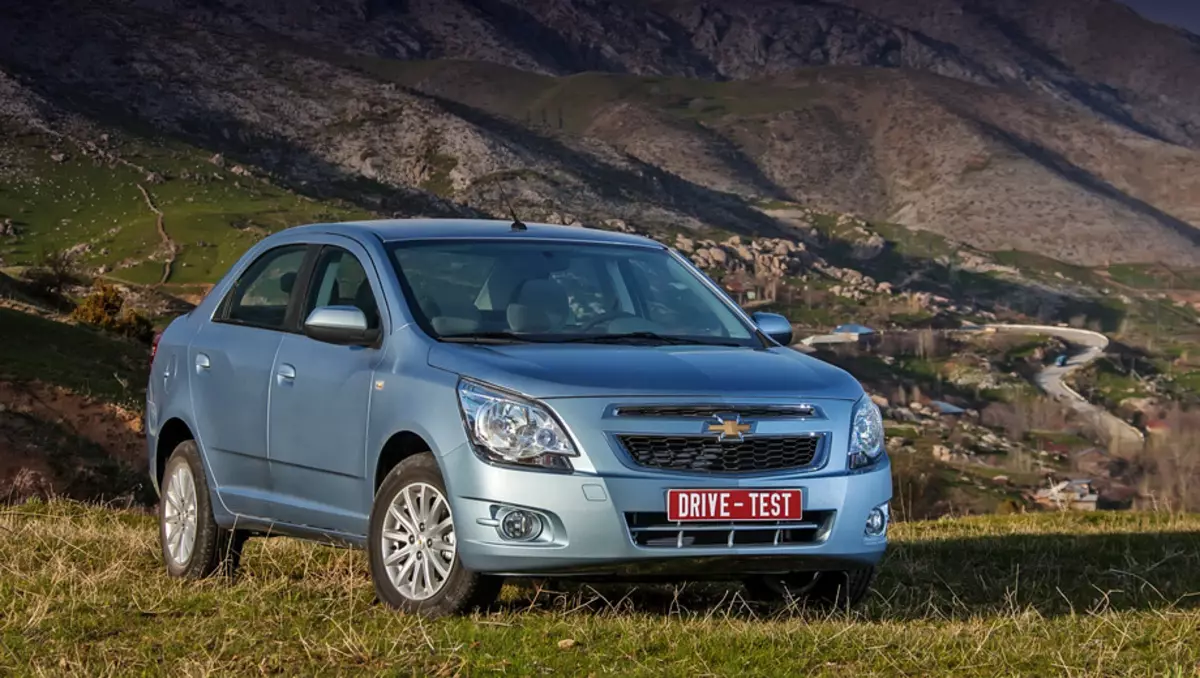 Sturmum Kitabi áthalad az üzbég szedán Chevrolet Cobalt