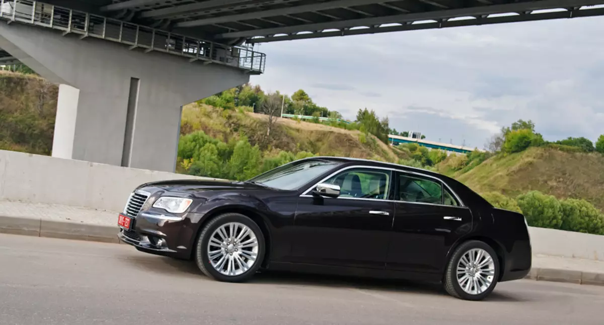 Перевіряємо новий Chrysler 300C літнім седаном Volvo S80 569_1