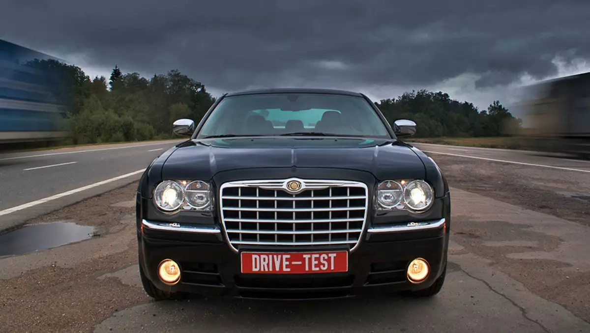 Charisma chrysler 300c பின்னால் என்ன மறைத்து?