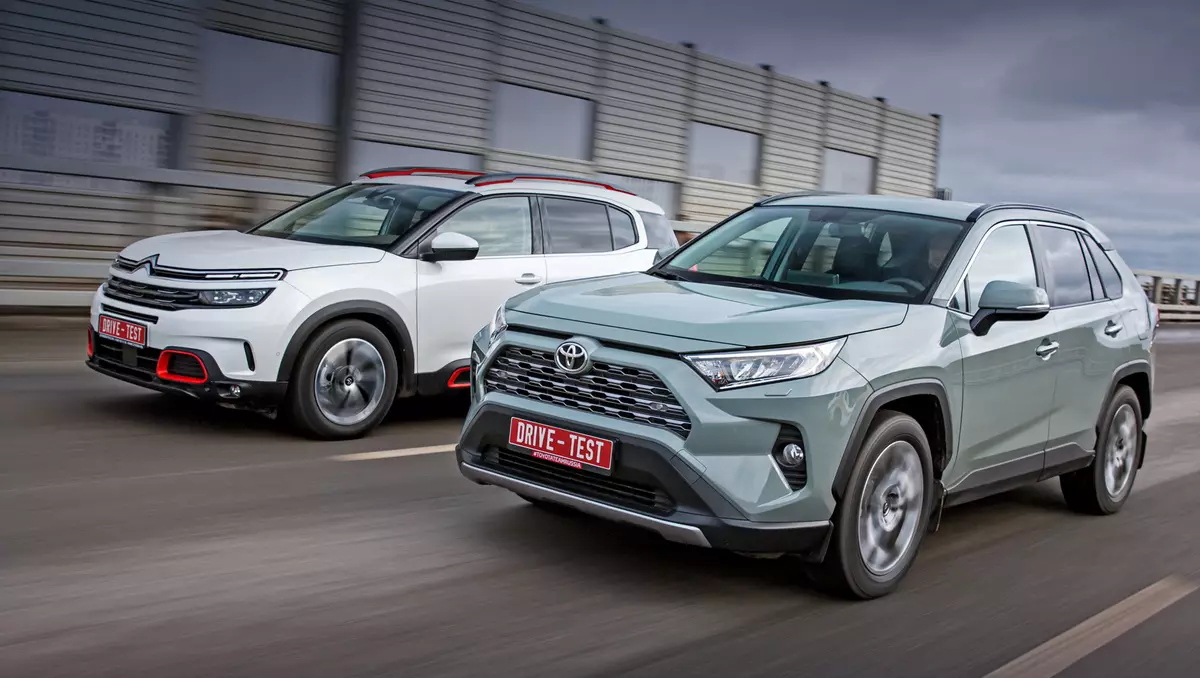 トヨタRAV4とシトロエンC5の航空クロスクロス