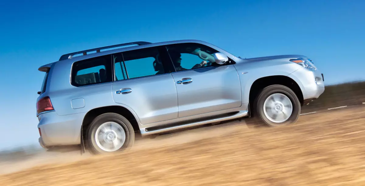 ¿Qué hacen con la gente Infiniti QX56 y Lexus LX 570? 6489_10