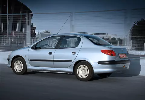 Sedans disponíveis Fiat Albea, Peugeot 206 e Símbolo Renault 664_12