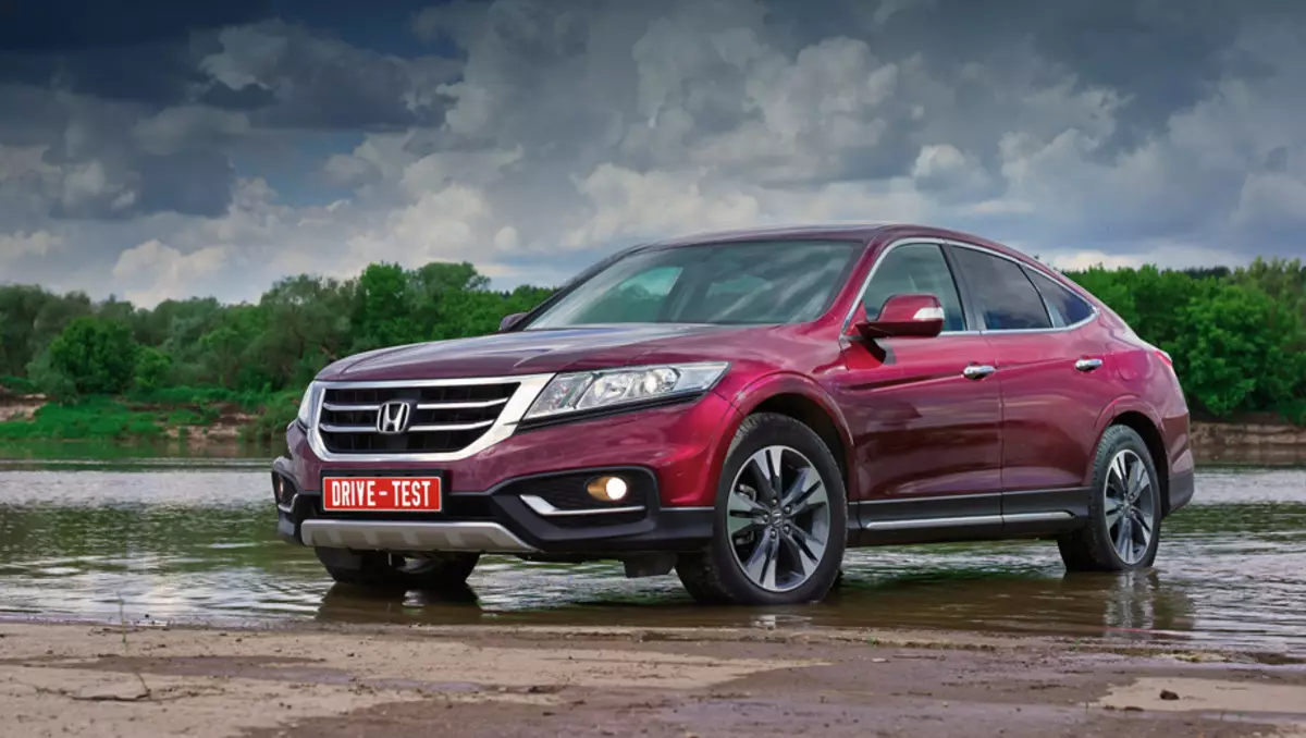 Japoniarrek honda crosstour ereduarekin ikusten dugu