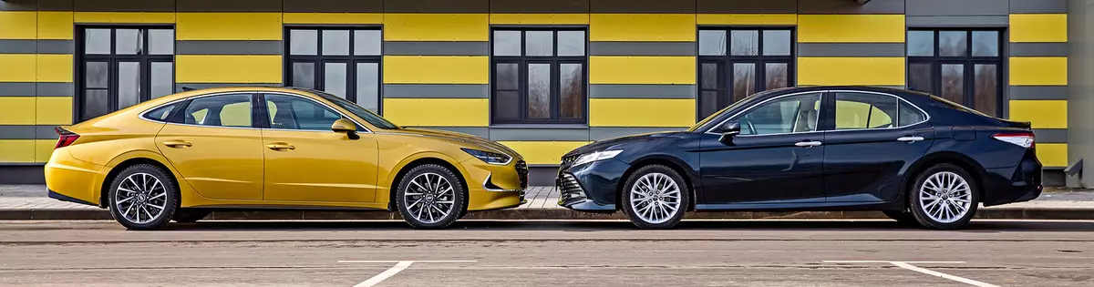 Vergleichen Sedans Hyundai Sonata und Toyota Camry mit Motoren 2.5