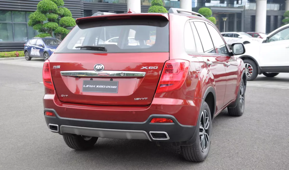 Lifan X60 Crossover သည်အခြားပြန်လည်နေရာချထားခြင်းမှလွတ်မြောက်ခဲ့သည် 8178_1