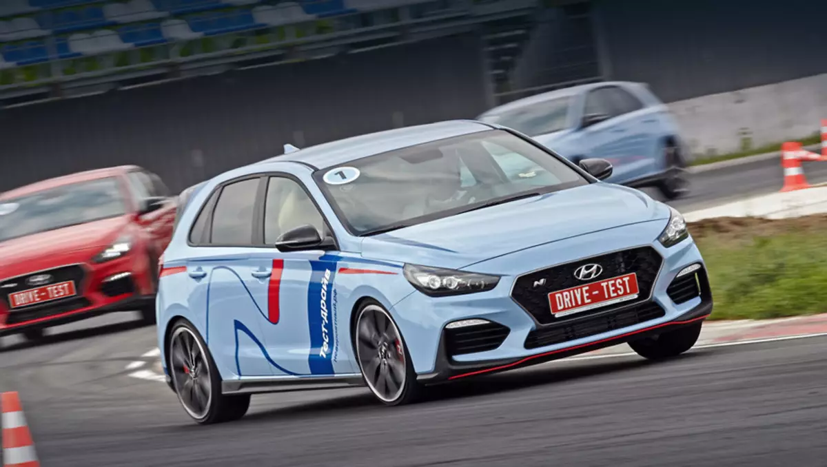 Angriffskuppeln von einem Paar heißen Hatch-Hyundai I30 N