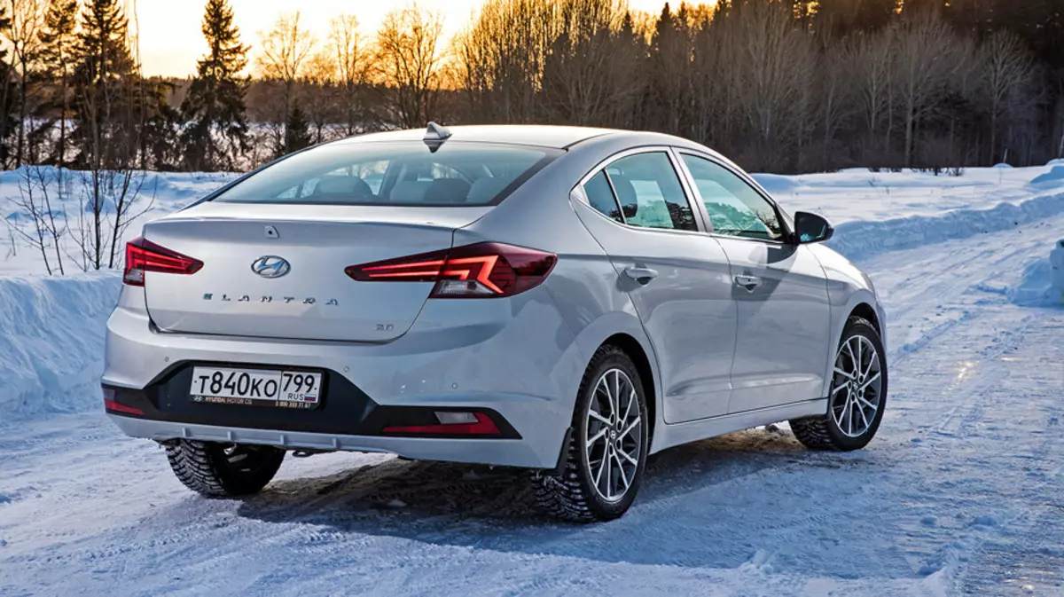 Nós miramos baixo unha nova máscara do sedán familiar Hyundai Elantra 819_12