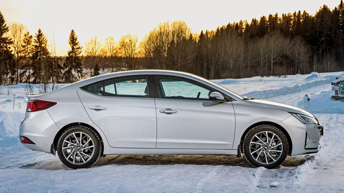 Nós miramos baixo unha nova máscara do sedán familiar Hyundai Elantra 819_7