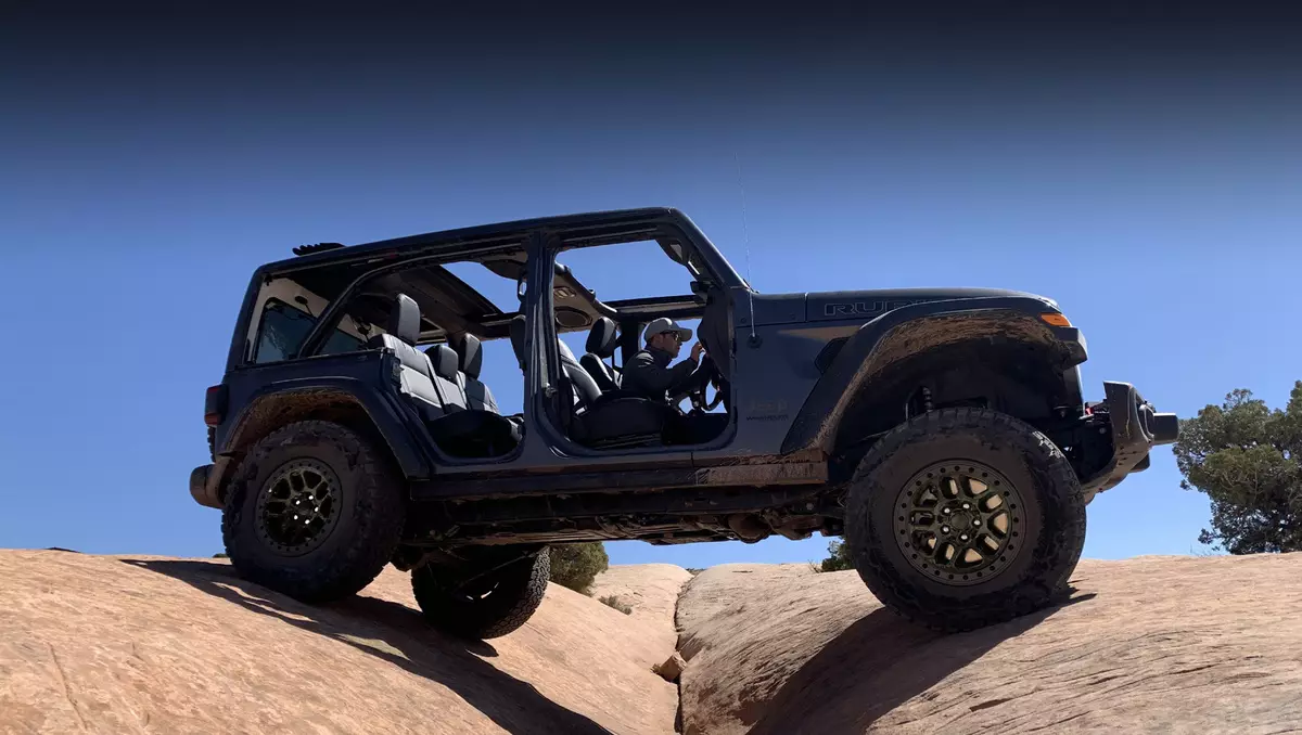 Jeep Wrangler Xtreme Recon va colpejar Bronco Badlands Sasquatch