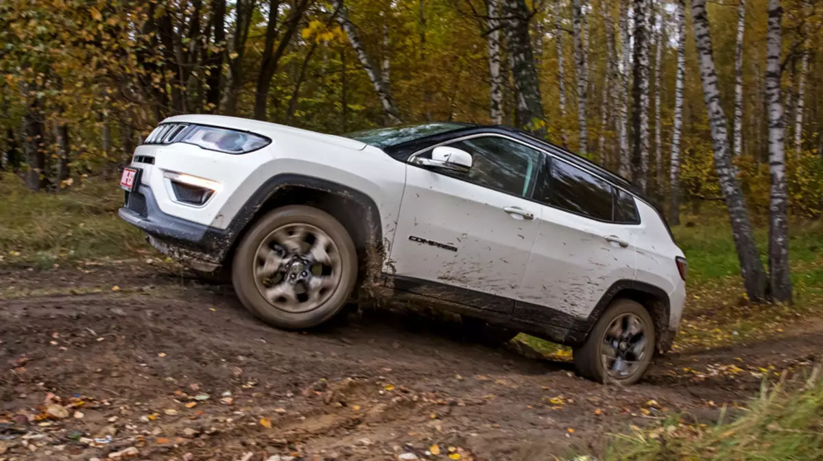 Na sumasakop sa Jeep Compass na na-update Cherokee. 909_17