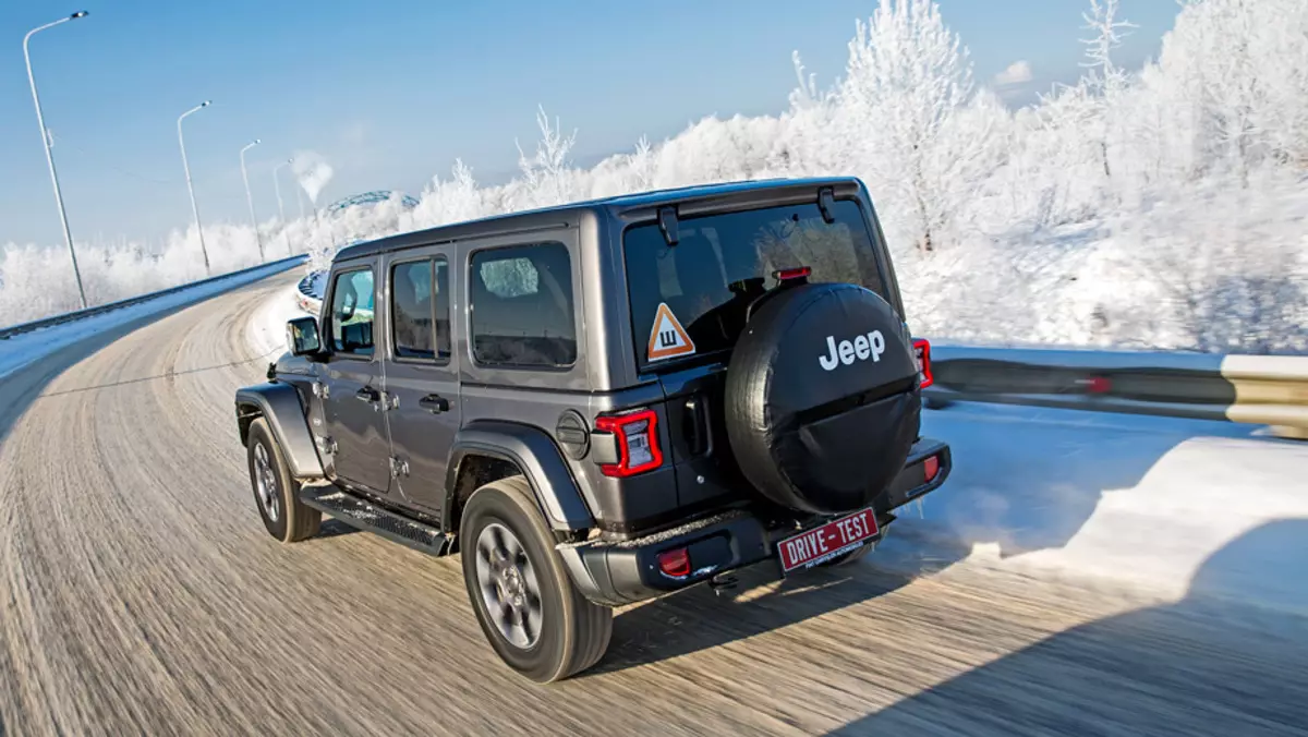 Wrzuć w Snowdrift Jeep Wrangler, Land Cruiser 70 i UZ Patriot