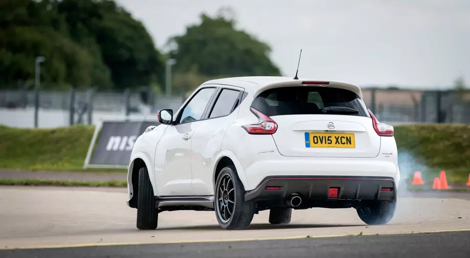 Ние използваме Nissan Juke-R 2.0, за да се запознаем с GT академиците 9128_10